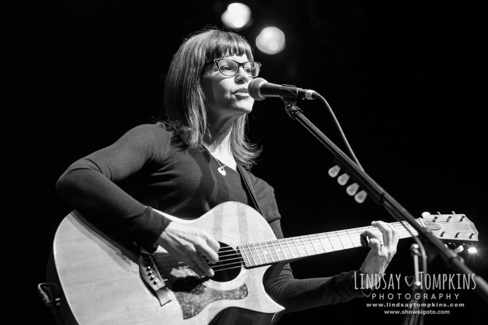 Lisa Loeb Live Review & Concert Photos | The Plaza Live Orlando | May 9 ...